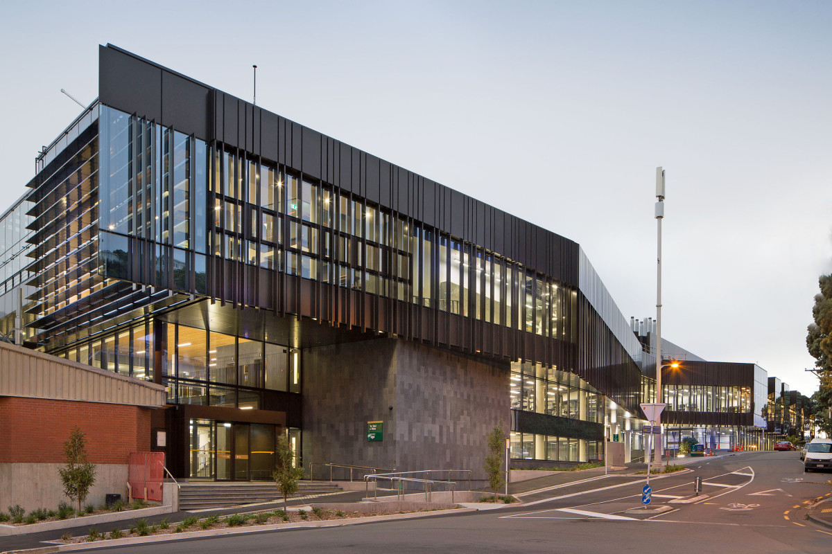 High Transparency in New University Building – EBOSS