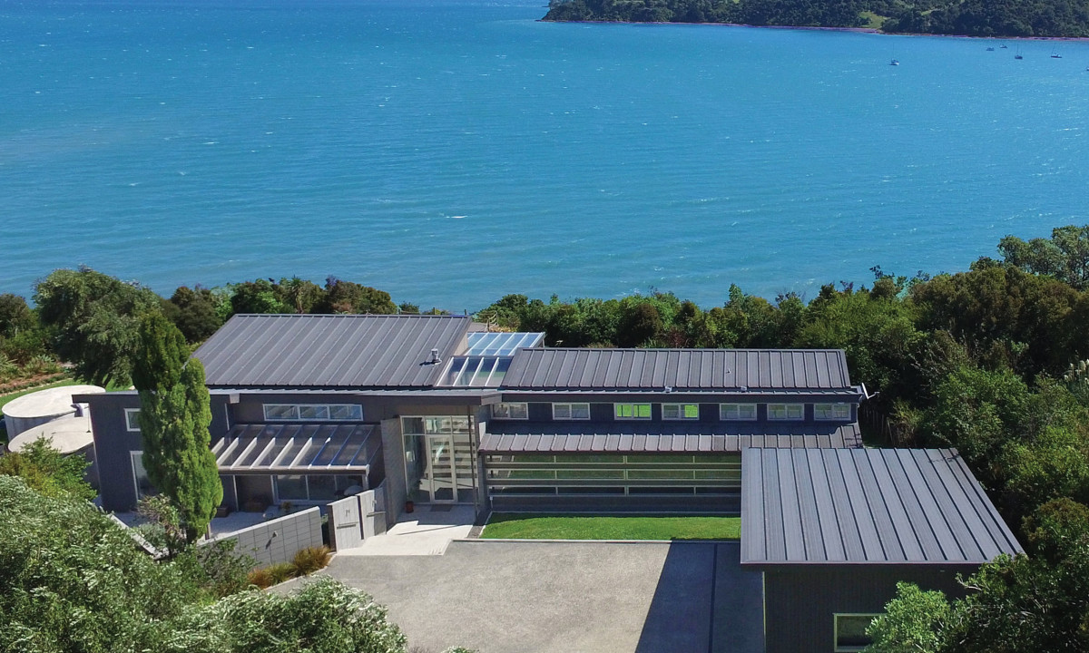 Solar-Rib Accentuates Roofline of Energy-Efficient Waiheke Home – EBOSS