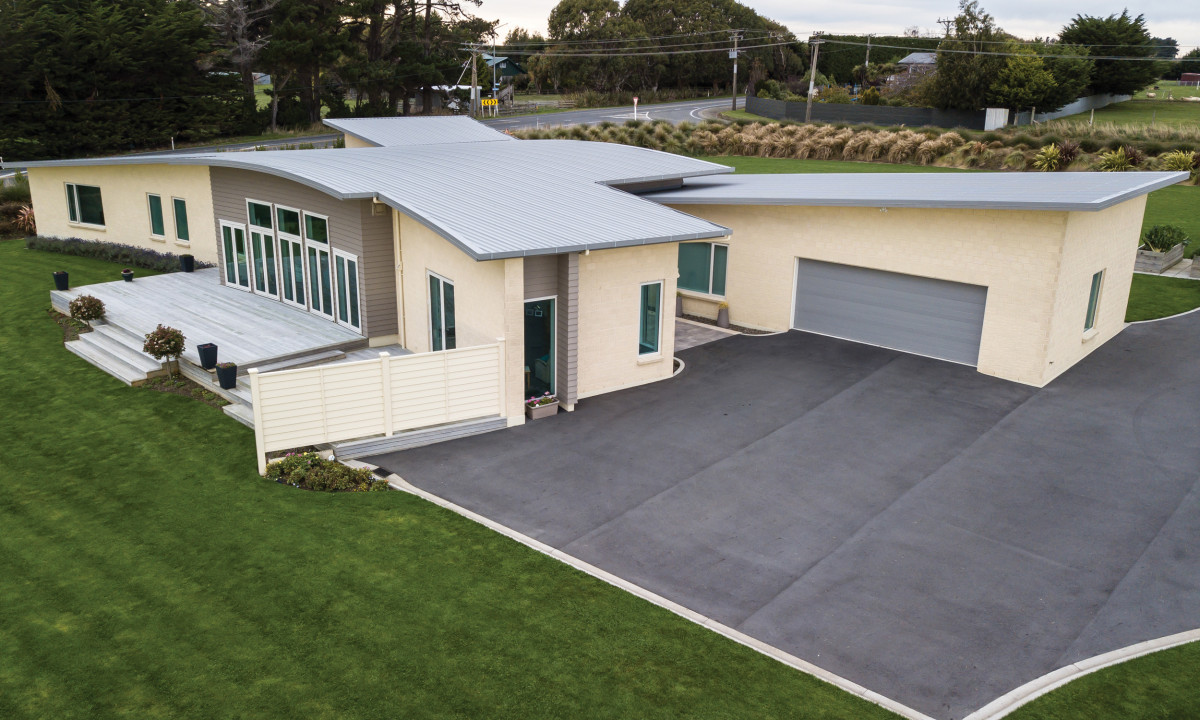 Curved Roofing Captures Magnificent Rural Invercargill Landscape – EBOSS