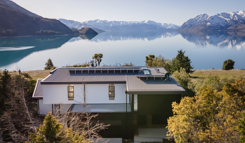 Seamless Roofing Design for an Award-Winning Lakeside Home – EBOSS
