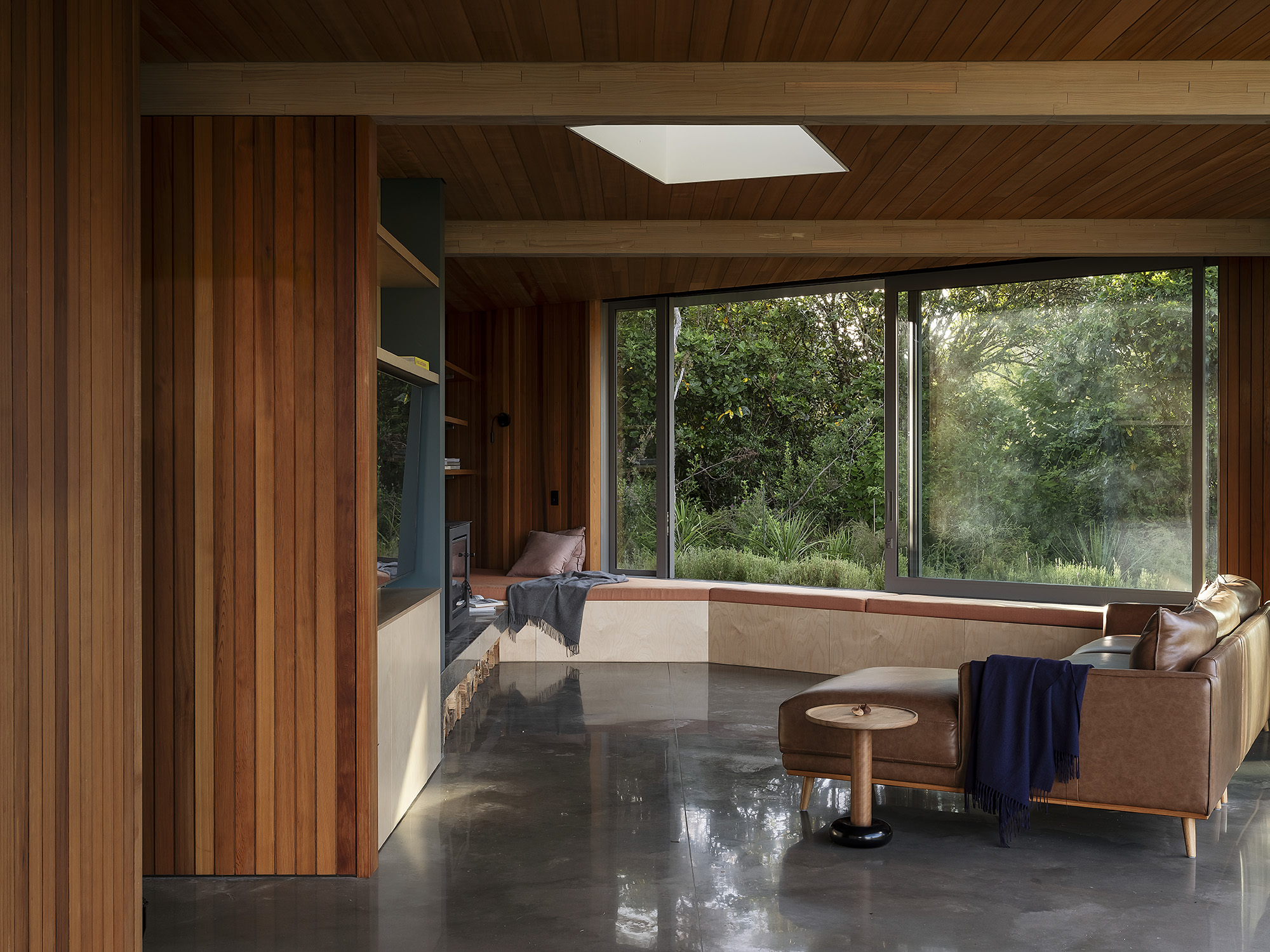 Contemporary Bach Design Harnessing Light at Lake Taupō – EBOSS