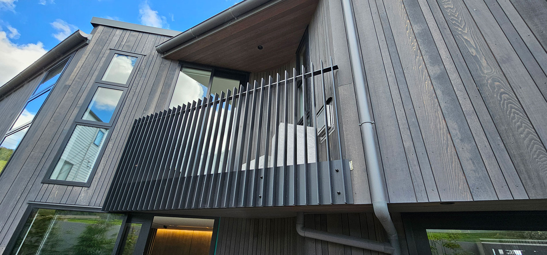 Self-Levelling Balustrade System with Architectural Fins – EBOSS