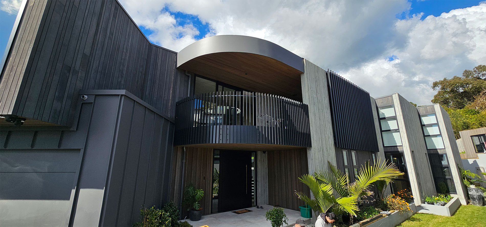 Self-Levelling Balustrade System with Architectural Fins – EBOSS