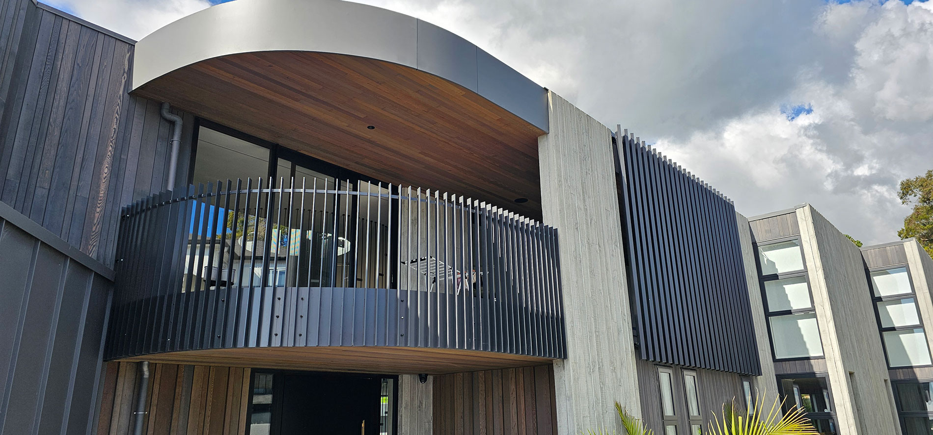 Self-Levelling Balustrade System with Architectural Fins – EBOSS